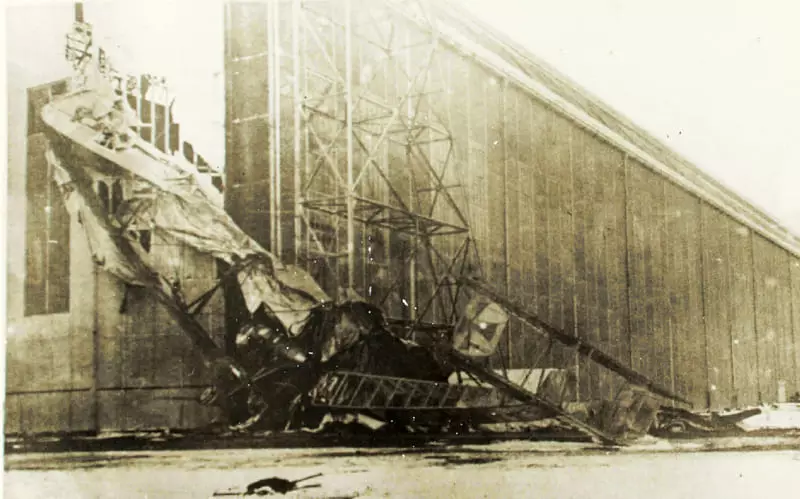 تصویر Zeppelin VGO I E-2. اگست 1916 میں ایک آفت کے بعد ایک بھاری تین جہتی زوبیلین-سٹیچو سٹیچینو بمبار کے خاتمے کے خاتمے کے بعد، جب طیارے کے عملے کے دو ارکان مر گئے. تصویر: https://www.flickr.com/photos/sdasmarchives/6312771955/in/photostream/lightbox/