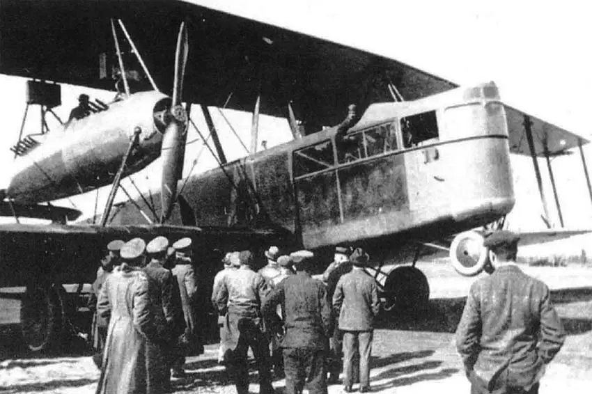 Den indledende version af de tunge langdistancebombere zeppelin staaken r.xiv (R.43) med Austrro-Daimler-motorer