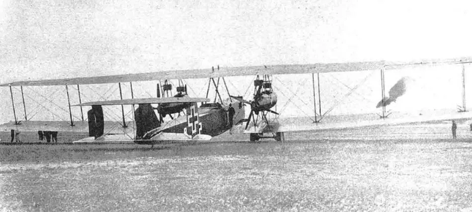 Heavy Far Bomber Zeppelin Staaken R.xiv på jorden