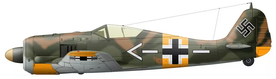 FW 190A-4 ಲೈಟ್ವೈಟ್ ಶಸ್ತ್ರಾಸ್ತ್ರದೊಂದಿಗೆ, JG 54 ಪ್ರಧಾನ ಕಛೇರಿ, ಉತ್ತರ ಫಾಸ್ಟ್ ಕುರ್ಕ್ ಆರ್ಕ್, 1943 ರ ಬೇಸಿಗೆ. ಸಾಮಾನ್ಯ ವಿರುದ್ಧವಾಗಿ, ಈ ಪ್ರಕರಣದಲ್ಲಿ ಚೆವ್ರನ್ಸ್ ಪ್ರತ್ಯೇಕ ಪದರಗಳ ಪಾತ್ರವನ್ನು ವಹಿಸಲಿಲ್ಲ, ಏಕೆಂದರೆ ಅವರು ಎಲ್ಲಾ ವಿಮಾನ ಘಟಕಗಳಿಗೆ ಹೋಲುತ್ತಿದ್ದರು, ಮತ್ತು ಹುಡ್ ಮತ್ತು / ಅಥವಾ ಫ್ಲೇಜ್ನಲ್ಲಿ ಸಣ್ಣ ಸಂಖ್ಯೆಯಲ್ಲಿ ಮಾತ್ರ ಭಿನ್ನವಾದ ಕಾರುಗಳು