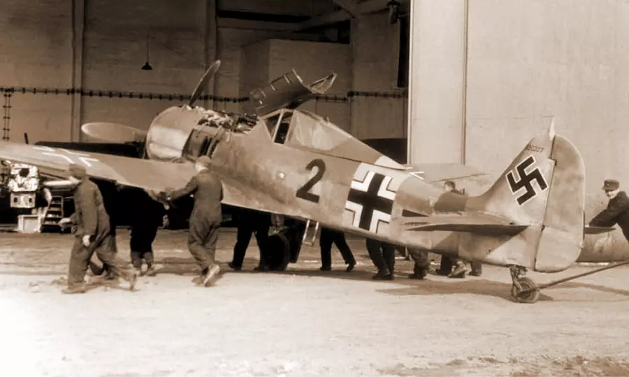 FW 190A-6 W.NR.550207 5./3/54, 1943ko udan, fabrikako pintura estandarrean hegan