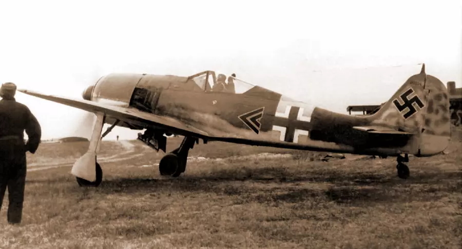 FW 190A-5 W.NR.410004 Walter Novotny, ja hauptman i comandant del grup I./jg 54, Vitebsk, octubre de 1943. L'avió porta un camuflatge verd verd, però ja no és un estil arcaic, que es va distingir per l'aparició de cotxes anteriors