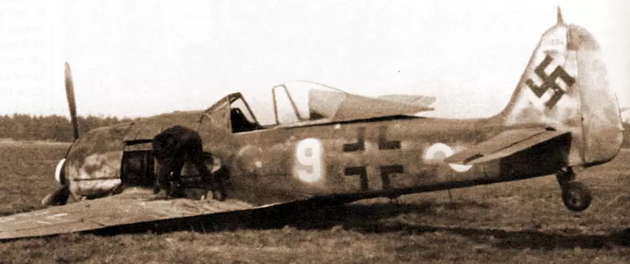 FW 190A-9 mula 13./jg 51 sa sapilitang landing sa Abril-Mayo 1945