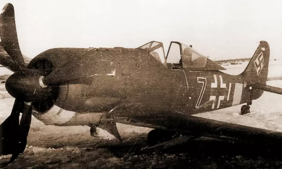 FW 190a-2 ឬ A-3 ពីសមាសភាព III ./jg 51, ចាប់ផ្តើមពីឆ្នាំ 1943 ។ យន្ដហោះពណ៌បៃតងប្រឆាំងនឹងផ្ទៃខាងក្រោយនៃព្រិលពណ៌សដោយមិនសង្ស័យពីចម្ងាយ, ពីចម្ងាយ, ប្រញាប់ប្រញាល់ចូលក្នុងភ្នែក