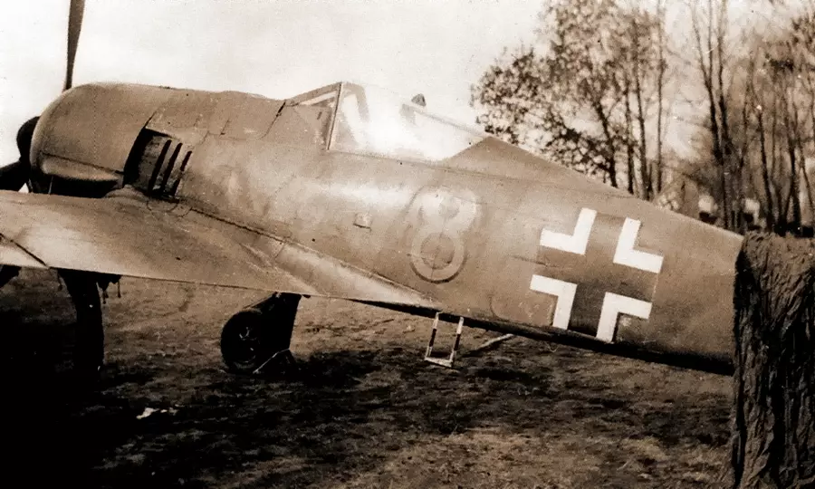 FW 190A-4 urruntzetik 3/jg 51-ko aplikatu berri den kamuflaje berdea, arrano, 1943ko erdialdean