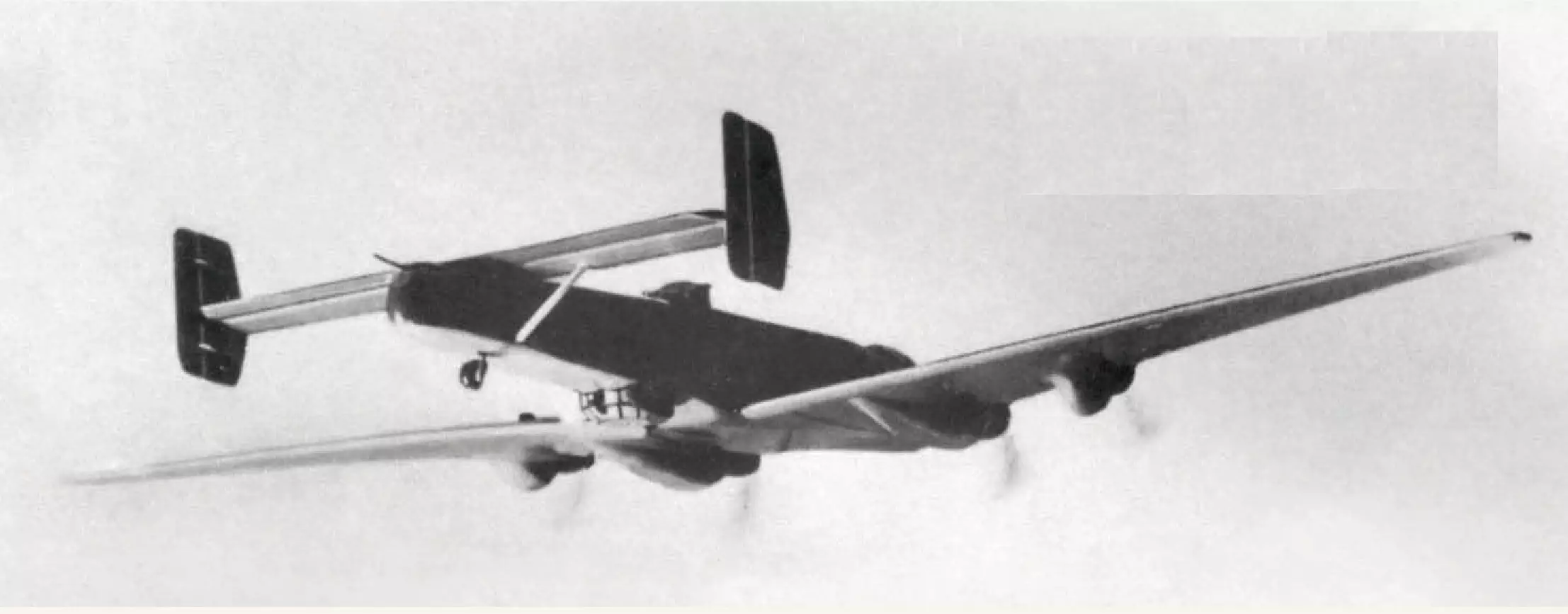 Dlouhý model bombardér Ju-89 ukazuje změnu zbraní v zadní části trupu ve srovnání s prvním prototypem Ju 89 V1. V horní části trupu byla plánována instalace kulometu