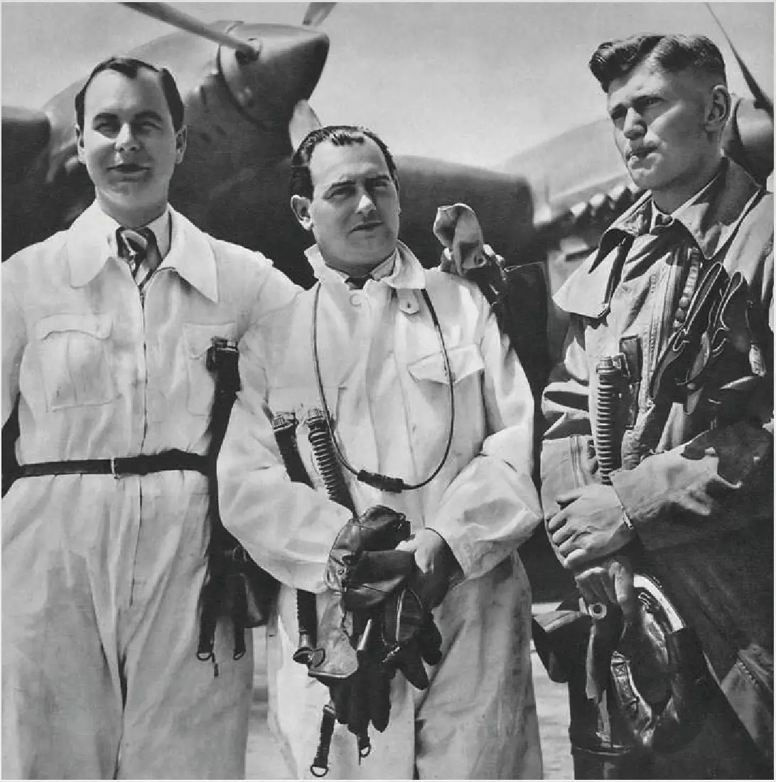 Posádka druhého prototypu Ju 89 V2 Kindermann (Center), Ventel (vlevo) a Hotopf po letech 4. a 8. června 8. června 1938, během které byly záznamy o výšce kola instalovány s užitečným zatížením. Oficiálně záznamy byly připsány letadlem občanského cestujícího Ju 90