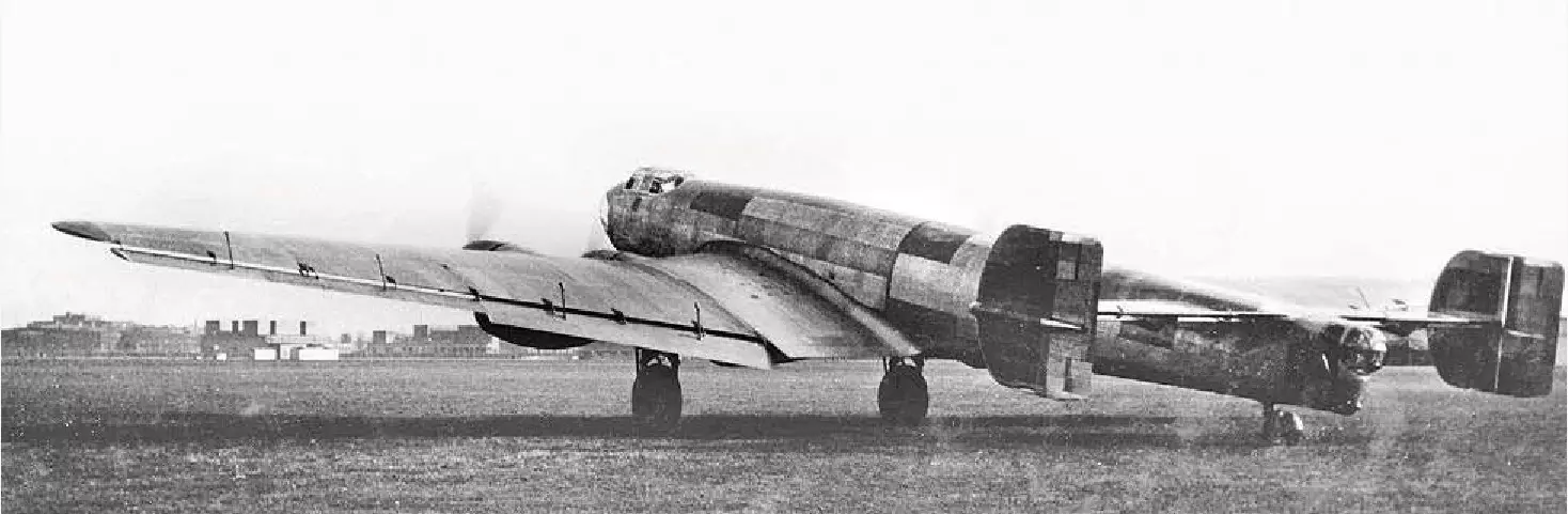 Ju 89 V1 lehenengo prototipoa proba hegaldiaren aurrean motorrekin. Autoa erabat pintatu gabe dago oraindik