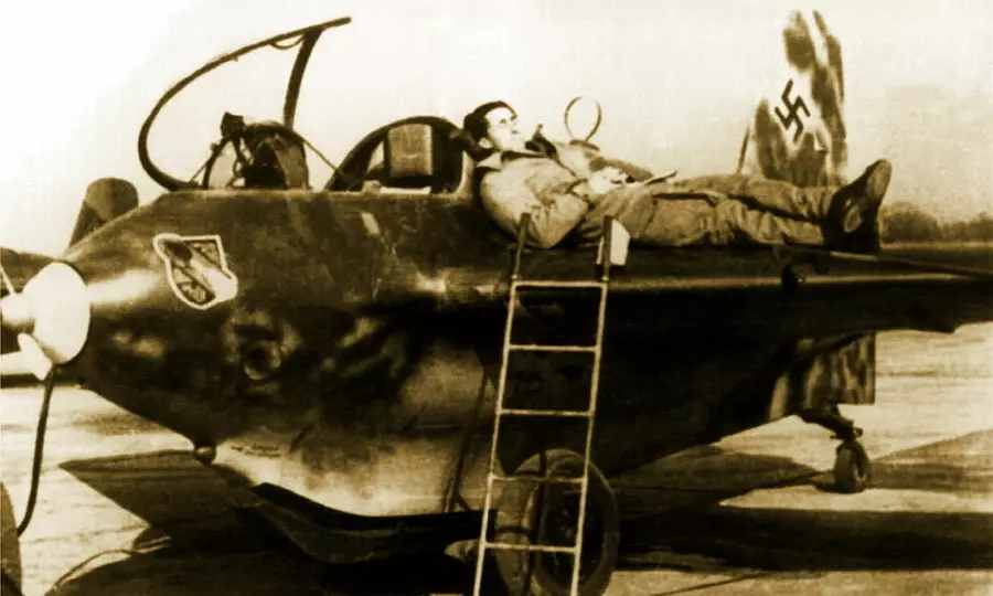 Лётчык 1./JG 400 обер-фельдфебель Фрыдрых Ройкауф адпачывае на крыле сваёй «Каметы»