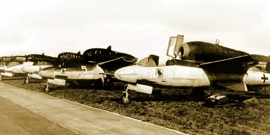1945 жылы мамырда JG 1 эскадронынан шыққан шинель желісі. Алдыңғы қатарда, 4 мамырда ол ұшқан «ақ 1» тактикалық нөмірі Рудольф Шаймиттегі күрескер