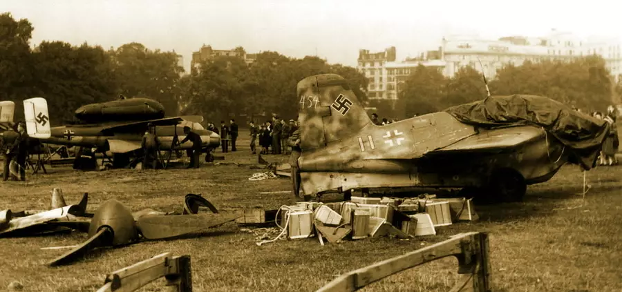He 162A-2 W.NR.120086 từ II./JG 1 và ME 163B W.NR.191454 từ 7./JG 400 Tại triển lãm Kỹ thuật viên Trophy ở London Hyde Park, tháng 9 năm 1945, tại người Anh