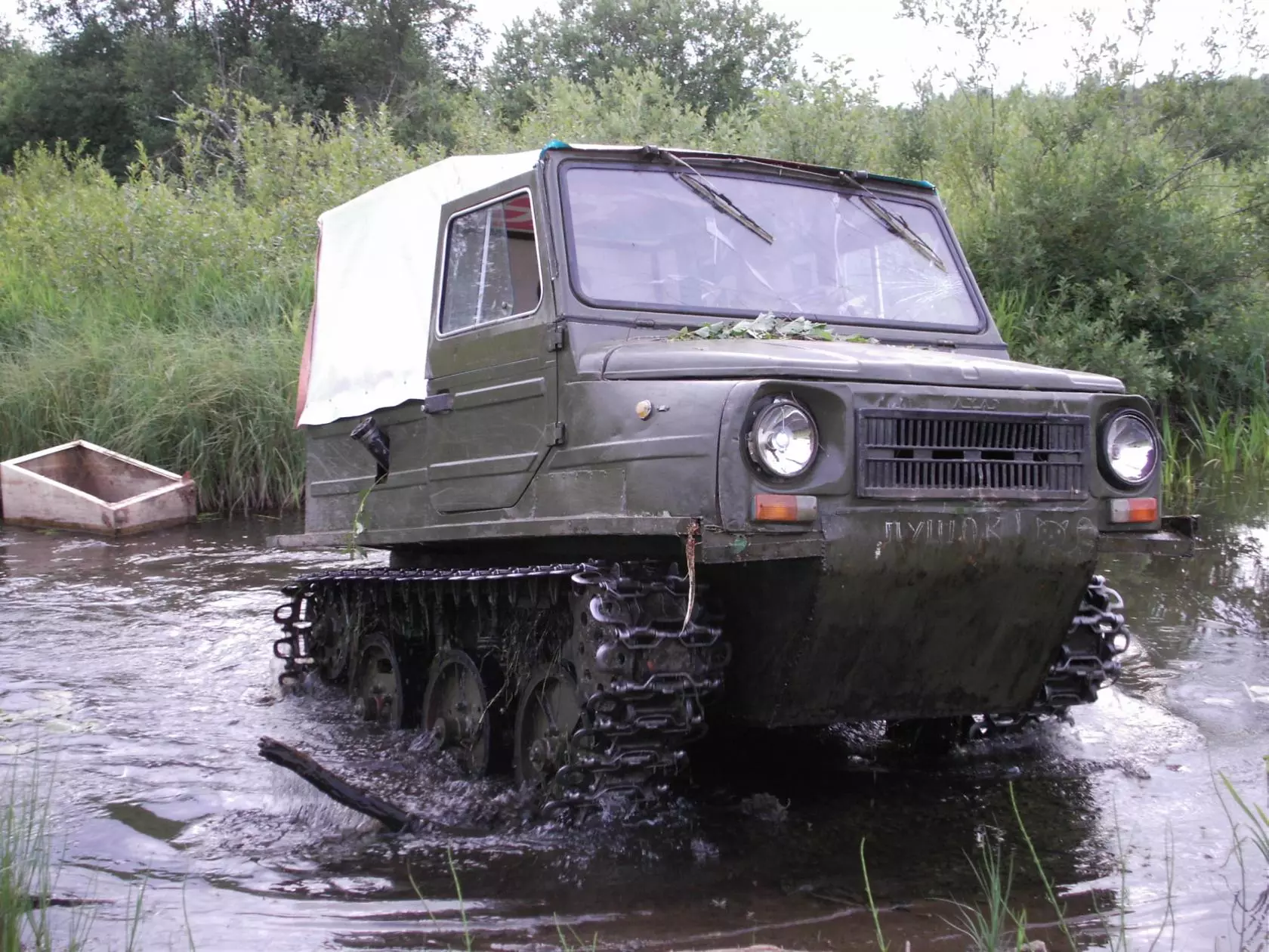 Alternatyvus amfibijos automobilio versija.