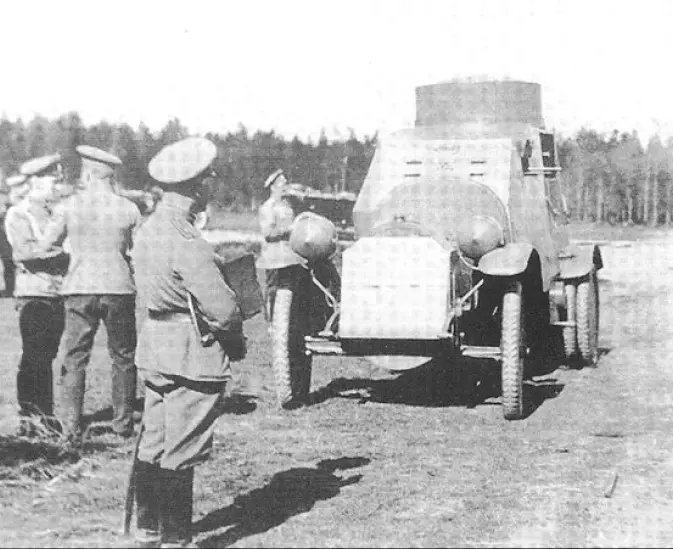 Grianghraf ón leabhar: Mikhail BayAtinsky Maxim Kolomiets Arm armúrtha Car Armúrtha 1906-1917, teicníc óige. 2000.