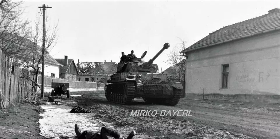 Pz.IV 12-й тд СС проїжджає по вулиці селища Мужла повз кинутого радянського знаряддя ЗІС-3. Фото з колекції Mirko Bayerl