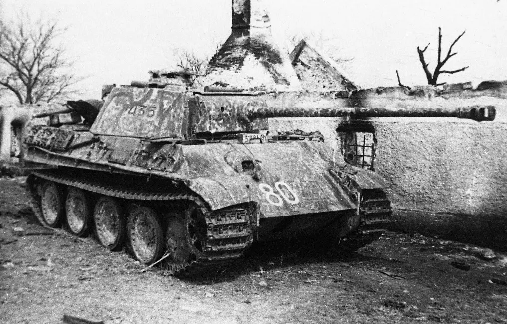 «Пантера» №435 з 4-ї роти 12-го танкового полку СС дивізії «Гітлерюгенд» кинутий в Угорщині в березні 1945 року. Точно так же виглядали «Пантери» 12-й тд СС і в лютому, під час операції «Південний вітер»