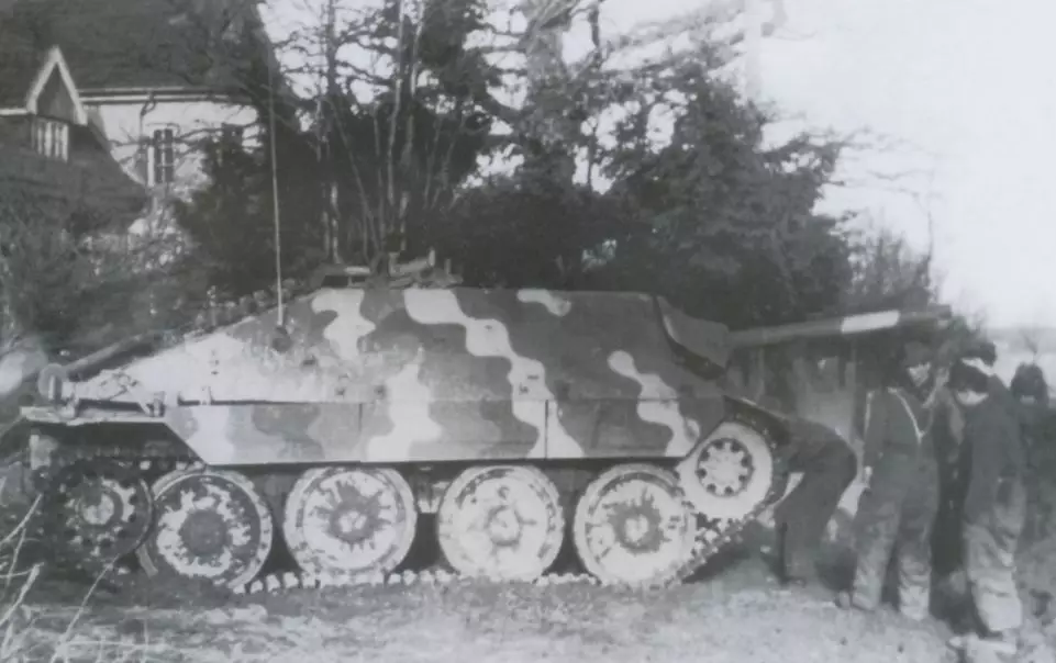 Umucyo wumucyo wa Jagdpanzer 38, uzwi cyane kuri Rightzer - Batk ya Tank muri bataillon yo kurwanya ikigo zo kurwanya ikidage zari zitwaje imirongo nkiyi. Hariho "abanyamahanga" no mumacakubiri y'abana b'ikigega cya Feldherrnhalle Corps
