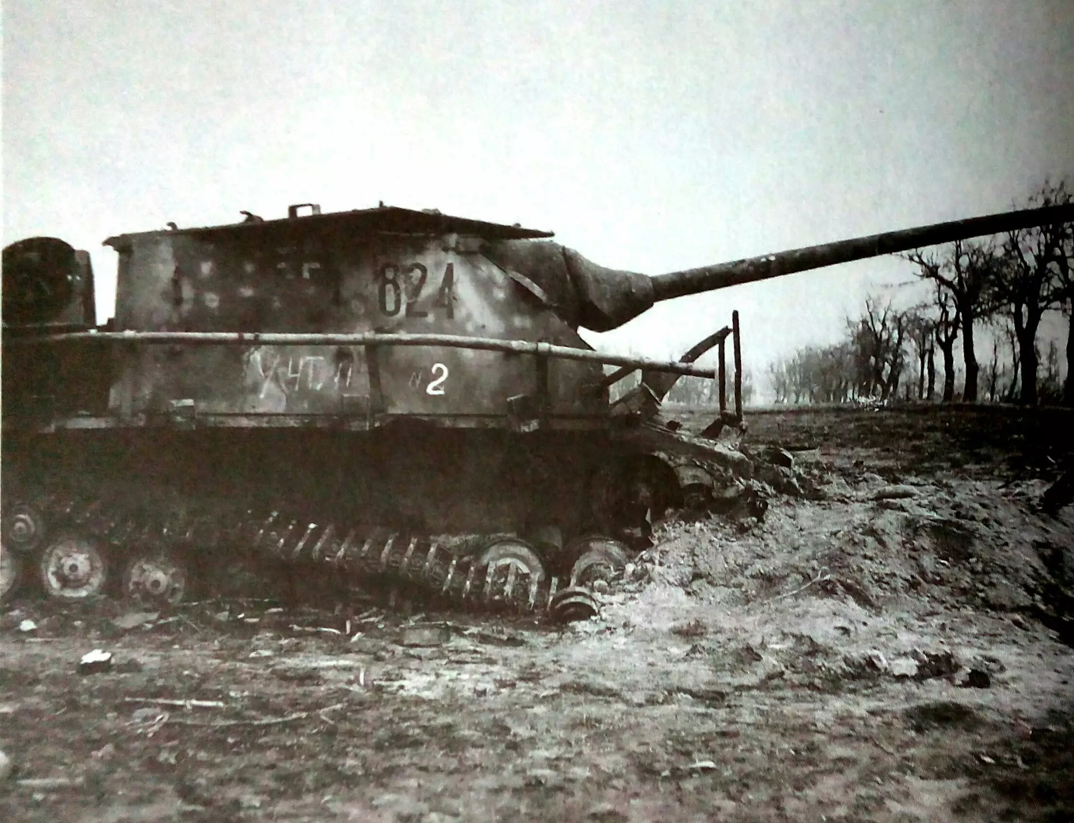 Serbatoi da combattimento PZ.IV / 70 (A) No. 824 Dalla terza divisione serbatoio, distrutta nel gennaio 1945 in Ungheria a sud del villaggio di Zapol. Esattamente le stesse linee semoventi erano nella prima compagnia del 208 ° battaglione del serbatoio e ha preso parte alle battaglie di febbraio dalla sovvenzione
