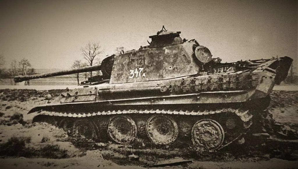 Panther No.121來自第1款公司的第1款坦克軍團於1945年3月在匈牙利丟失。冬季偽裝的遺骸仍然在坦克上仍然明顯，坦克在Grona橋頭上的2月戰鬥中結合在一起