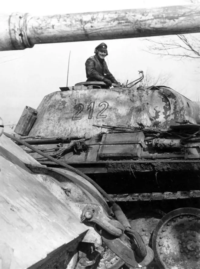 «Пантера» №212 з 2-ї роти 1-го тп СС. На танках цієї роти тактичні номера були більшого розміру, ніж в 1-й роті і наносилися чорним контуром. Цей танк буде втрачено в березні 1945 року в Угорщині і отримає трофейний номер 35