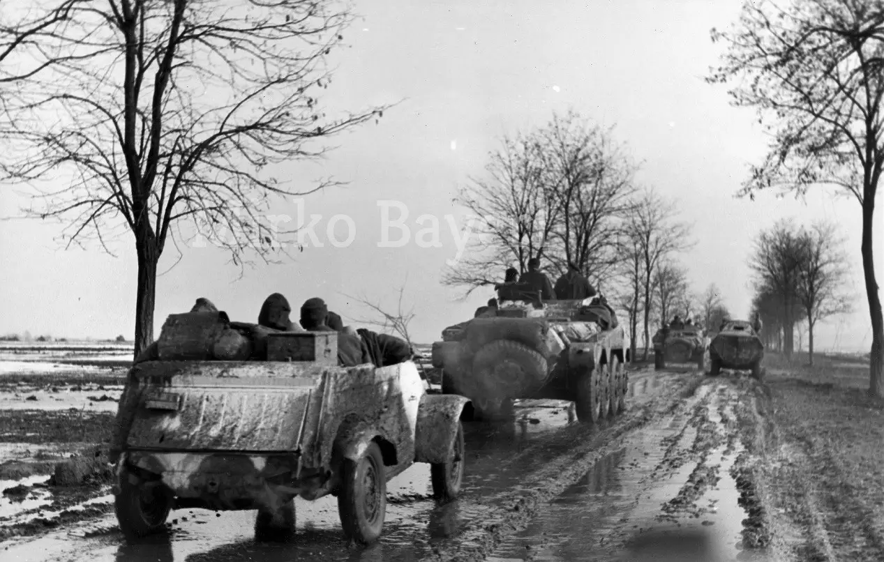 第1天TD SS的柱子在2月17日提出到前線。首先是SD.KFZ.234 / 1裝甲車，其次是SD.KFZ.234 / 3和Kübelwagen，右 - SD.KFZ.251 AUSF.D與簡易屋頂。來自Mirko Bayerl的集合的照片