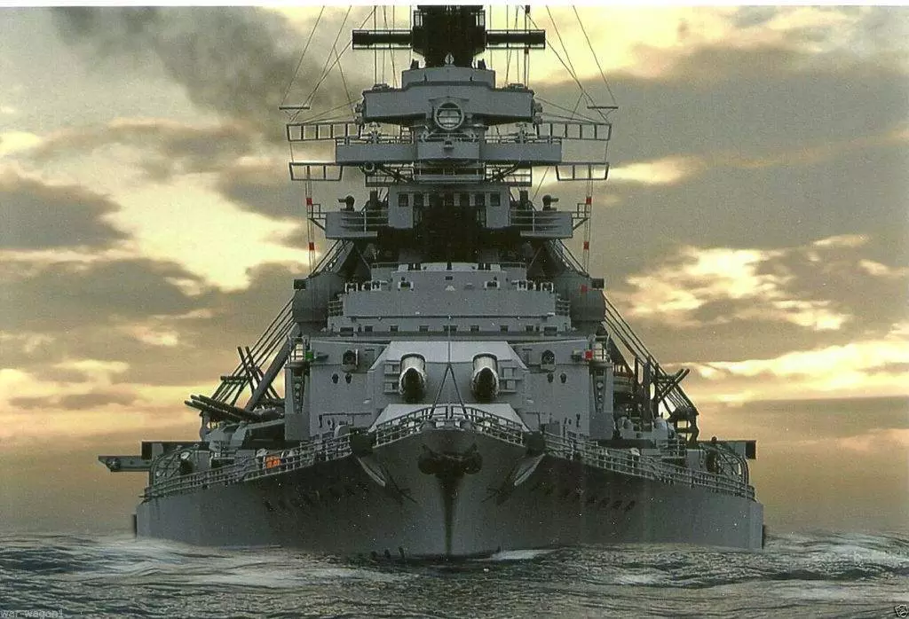 "Invincible" Bismarck "hondoratu zen bezala.