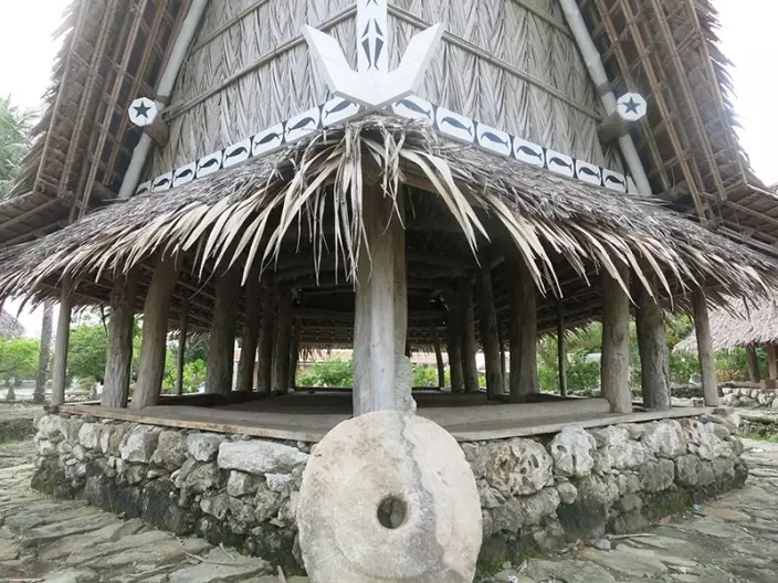 Traditionellt manligt samhällshus. Poipei Island NationalGeographic.org.