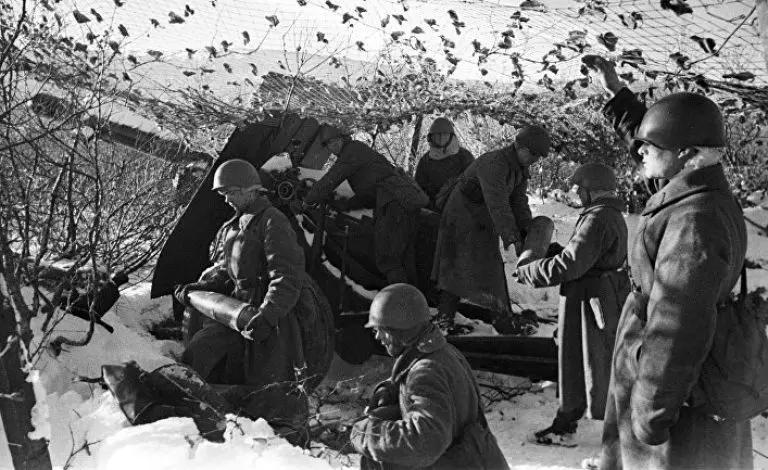 Frente Karelian, 1941. Rs pescas. O cálculo de artilharia da bateria do tenente sirotino é lutando no inimigo.