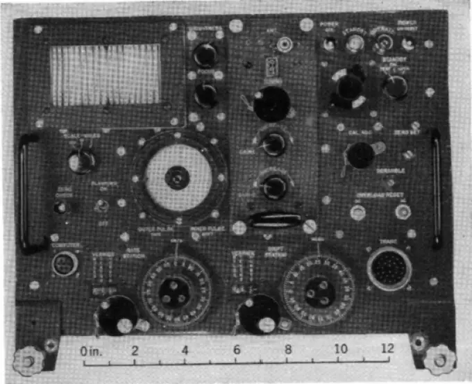 B-29 ಬಾಂಬರ್ಗಳ ಮೇಲೆ ಬಳಸಲಾದ ಬೋರ್ಡ್ Shoran ಸಂಚರಣೆ ಸಮಿತಿ.