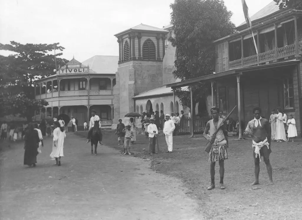 Hotel "Tivoli" yn APIA per dei foar it begjin fan 'e slach, 1899. maases.museum.