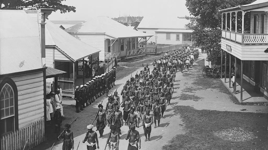 Británico, estadounidenses y sus aliados marchando por las calles de Apia, 1899. maas.museum.