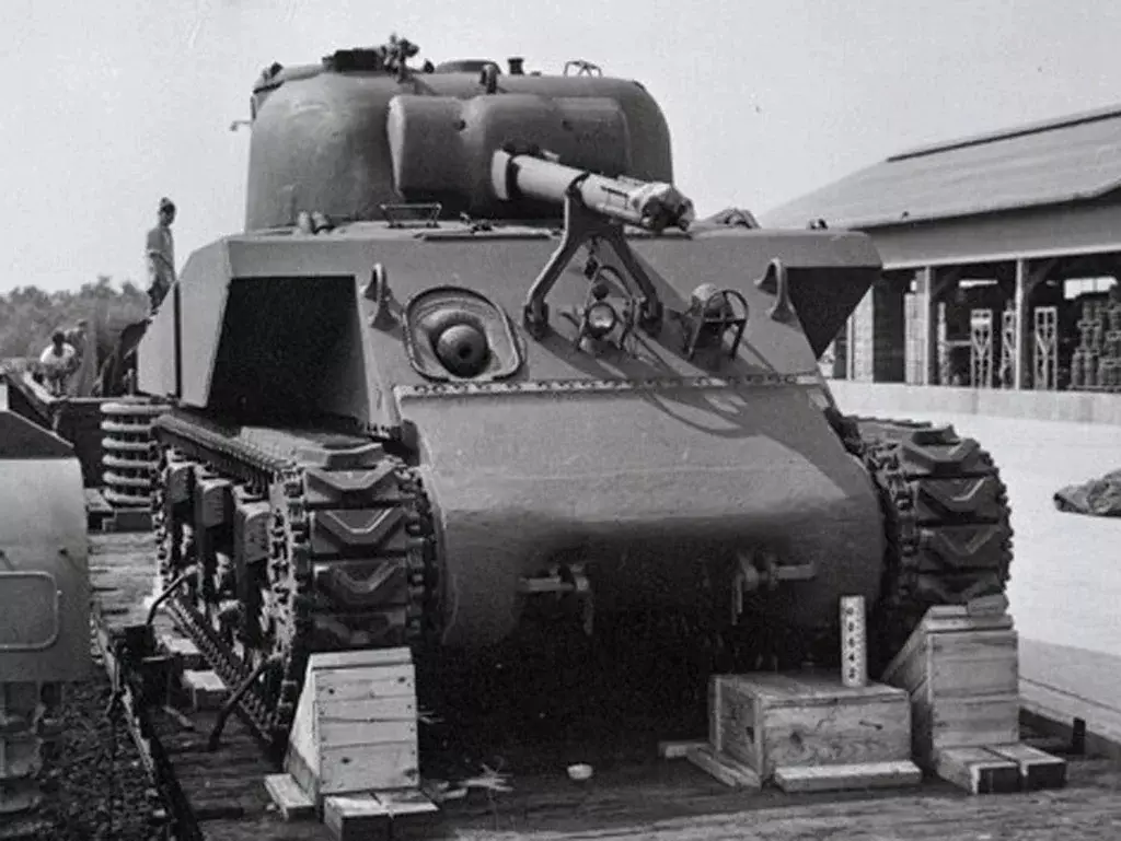 In the marching position, the tank had a running part and mobility as an ordinary M4A2. However, characteristic cutouts for the front rollers allow you to calmly calculate self-propelled trawl in the car