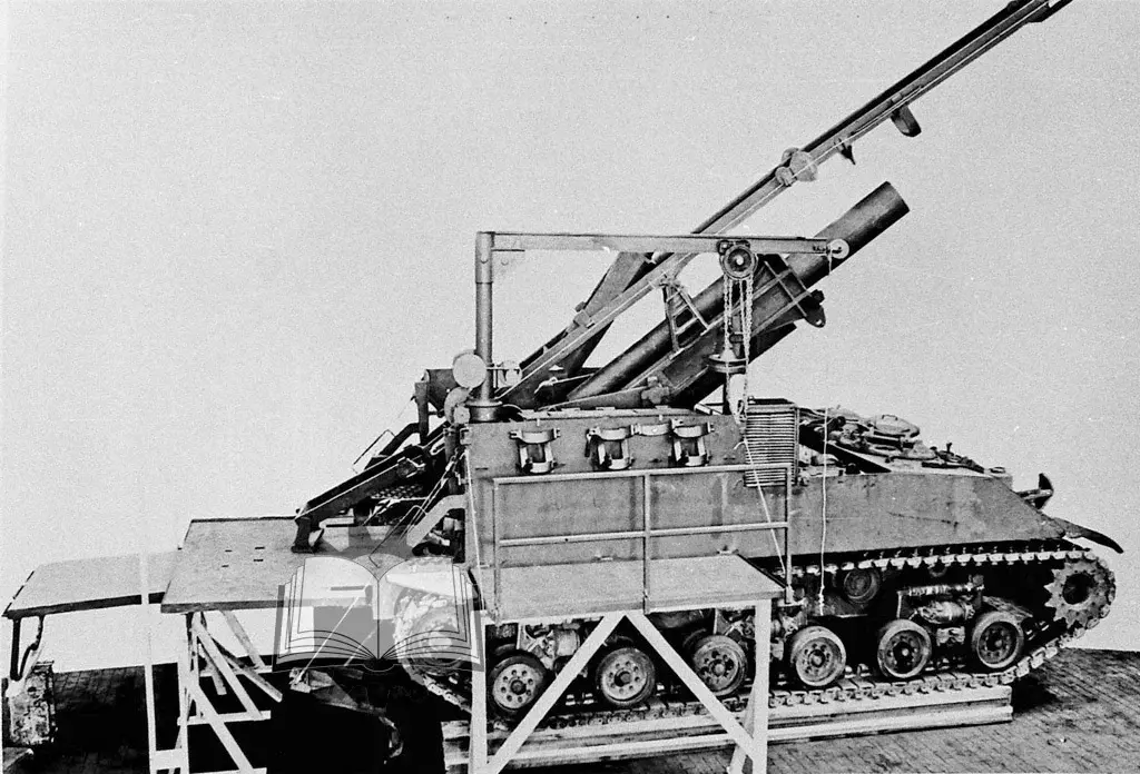 MMC T94 ในตำแหน่งการต่อสู้ การออกแบบที่ยิ่งใหญ่จากด้านบนเสิร์ฟเพื่อป้อนทุ่นระเบิดในลำต้น
