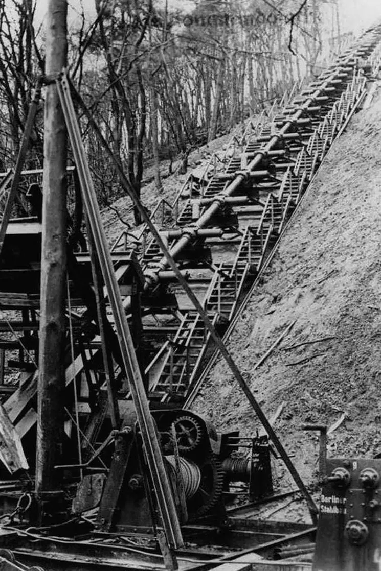 Prototyp multi-namontovaného trnu konstrukce konstrukce konders na skládce v Latsigu, 1942. Bundesarchiv, Bild 146-1981-147-30A