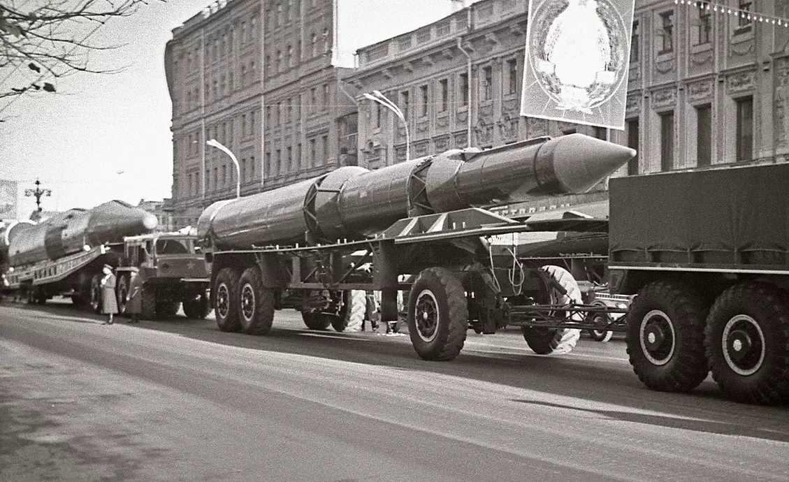 Velik interkontinentalni balistični raketni RT-2 (8K98) pred prazničnim paradom 8. novembra 1967 Photosght.ru