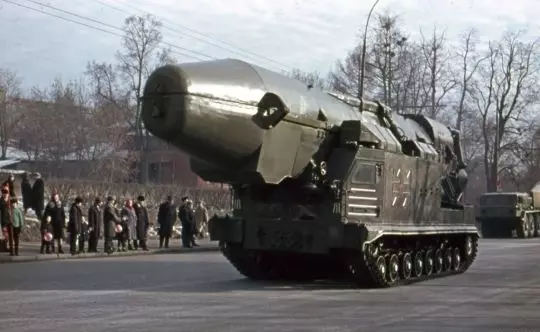 It prototype fan 'e Sels-oandriuwing Launcher ("Objekt 815") foar de fêste brânmak fan it gemiddelde berik fan RT-15 (8K96) foar de feestlike parade op 7 novimber 1966 moSday.ru