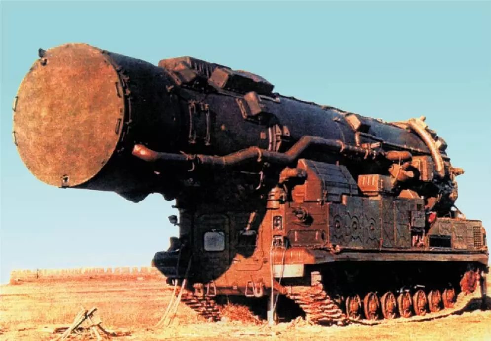 Guhertoya paşîn a destpêkirina xweser (15U59) bi RT-15 Rocket (8k96) di veguhastinê de û destpêkirina konteynerê leşkeranrussia.ru