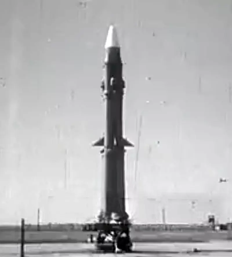 De fêste brânstof Ballistic Rocket RT-1 (8K95) op 'e startposysje foar ien fan' e start by de Kapustin Yar Polygon. Frame út it Newsreel fan it Ministearje fan ferdigening fan 'e USSR Preatyrussia.ru