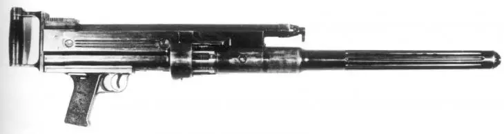 Sowjetesch Ultra-Trunk Fligeren vun engem Rifle Caliber