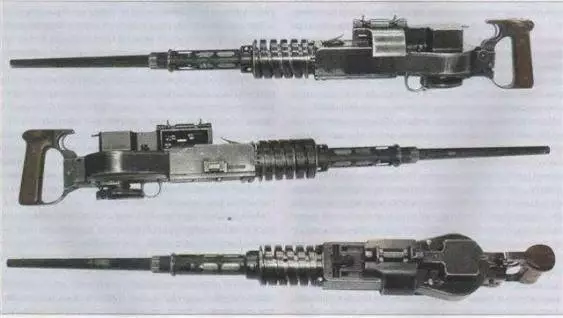 Sowjetesch Ultra-Trunk Fligeren vun engem Rifle Caliber