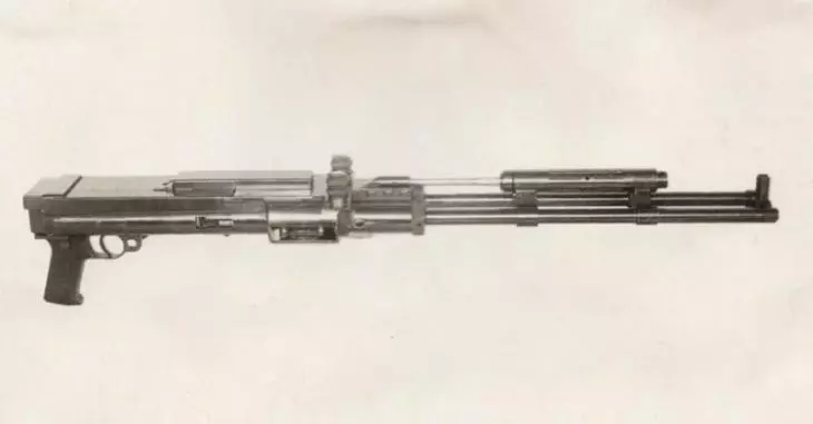 Sowjetesch Ultra-Trunk Fligeren vun engem Rifle Caliber