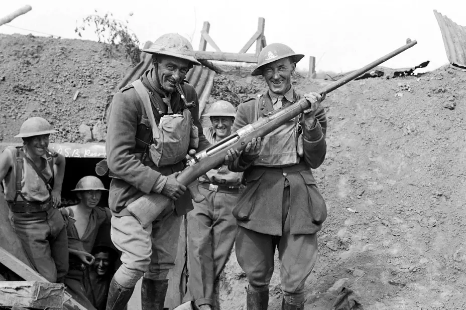 Kanske det mest kända fotot av Tankgrevera gjordes av fienden. Nya Zeeland Infantrykmen poserar med en trofé anti-tankgevär, augusti 1918