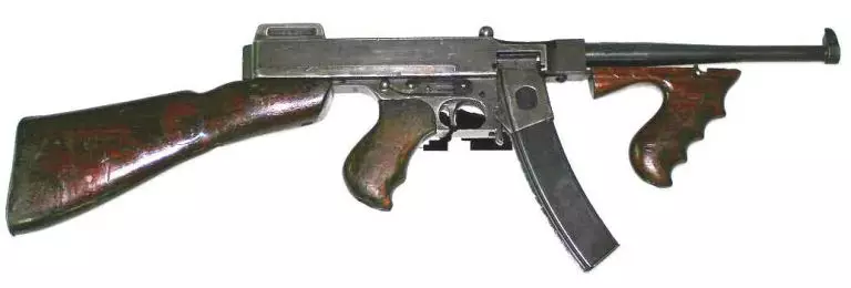 La conversión original de la americana americana ametralladora de Tompson bajo el cartucho 7.62x25 TT con una tienda de PPS-43 (a la derecha), encontrada por los autores del sitio de armas olvidadas en la misma porcelana. Muy fresco hecho, ¿no es así?