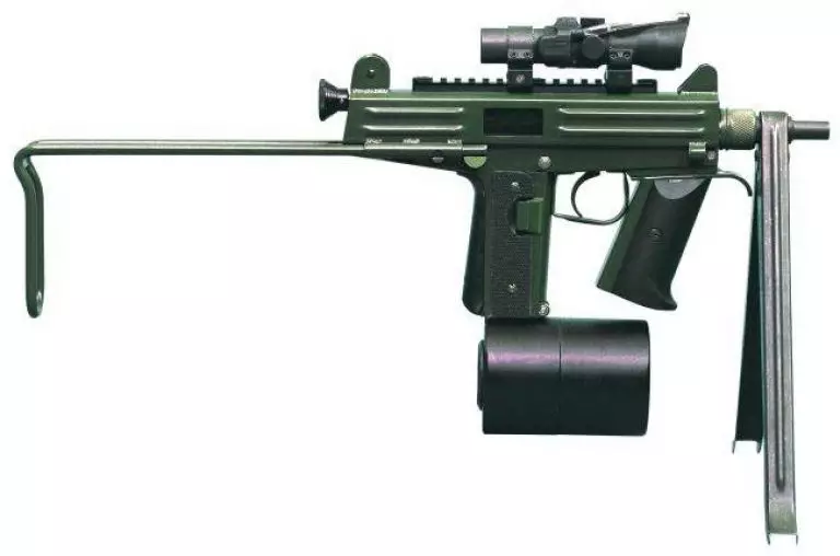 Gun Machine CBJ-MS suédoise. Il utilise des magasins de chargement de 20 et 30, mais aussi de tels "magasins d'escargots" pour plus de 100 munitions!