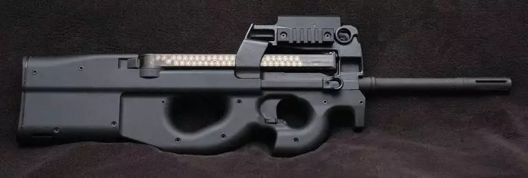 P90 هڪ ڊگهي بيرل ۽ پاتٽني جي ٽن بورڊن سان.