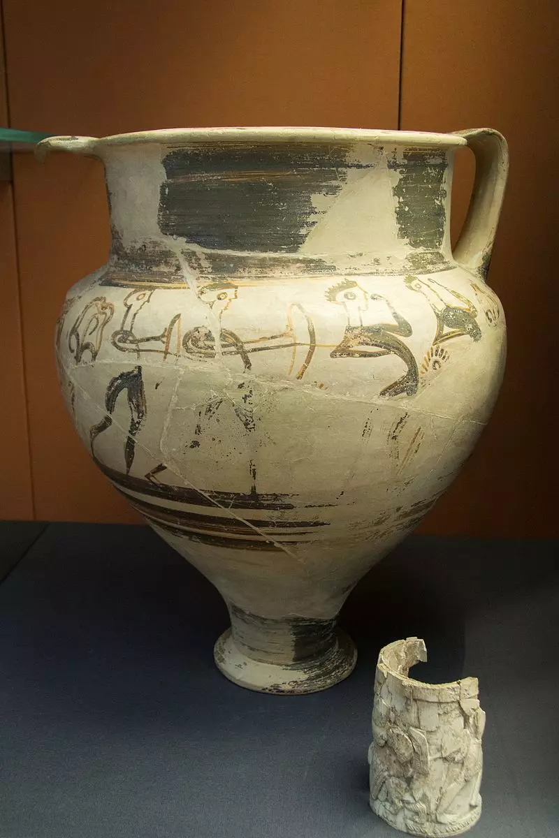 ఆర్చర్స్ తో మైకెన్న్ క్రేటర్ (సుమారు 1300 - 1200 సంవత్సరాల BC). సమాధి సంఖ్య 45 లో కనుగొనబడింది, సైప్రస్ను ఎదుర్కోవడం. (బ్రిటిష్ మ్యూజియం)