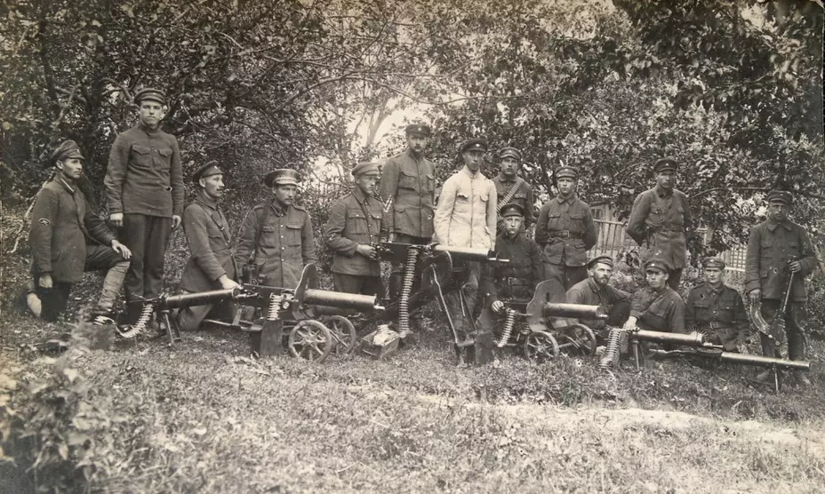 Army machine gunners independent Latvia. Among the whole inflorescence from the right edge, Madsen was modestly attached