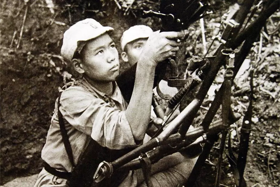 Soldate van die Jong Volksrepubliek van China met Madsen op die masjien