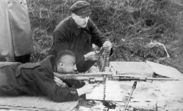 Testovi MG42V strojnica Gun, Mg45 strojno prototip pištolja, u kolovozu 1944. godine. Iz nekog razloga, lice strelice na fotografiji bilo je golo