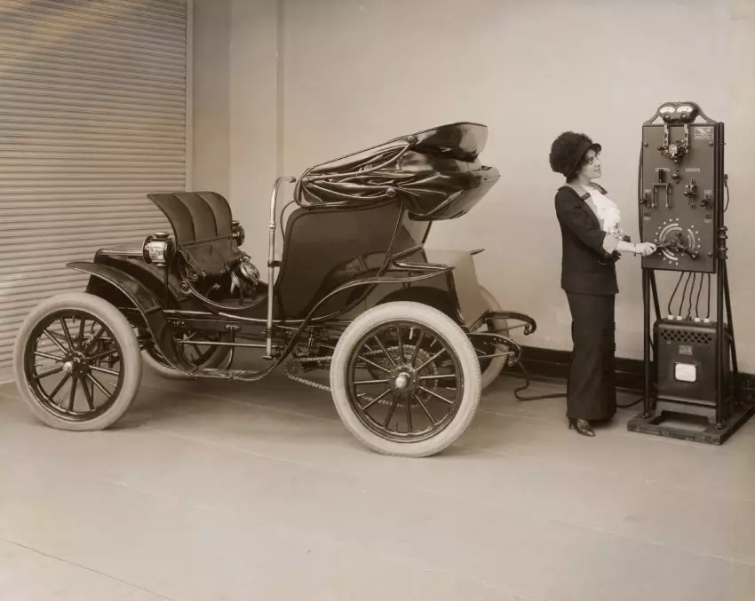 سيارة مع محرك كهربائي منذ 100 عام. zoom-zumm بدلا من برموم برم