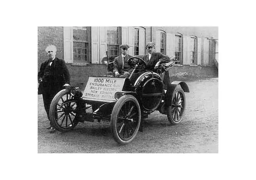 Bil med elmotor för 100 år sedan. Zoom-zumm istället för broumm Broum